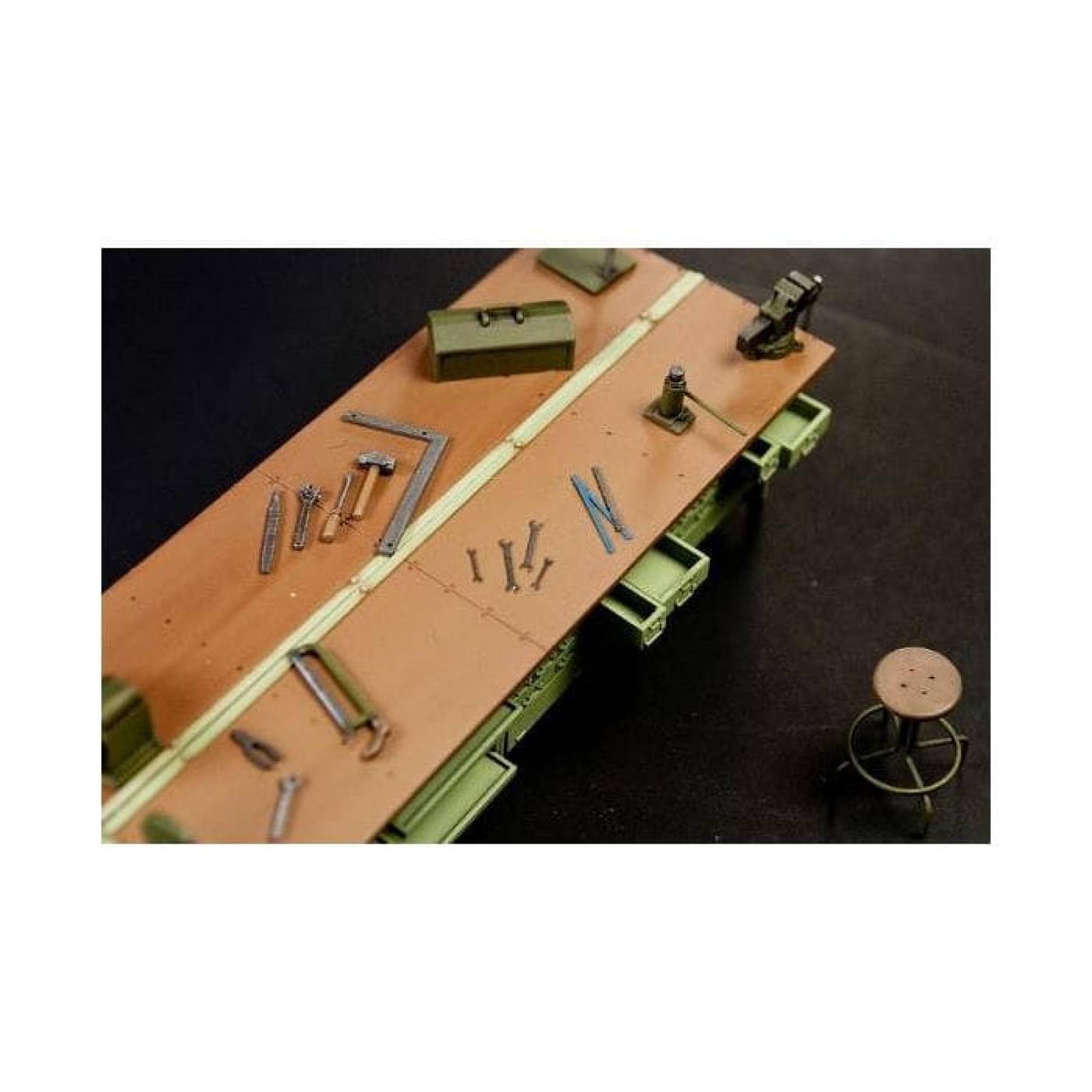 AFV Club AF35302 U.S Army Workbench & Tool set / 1:35